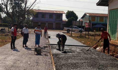 ဆီဆိုင်၌ ဘန်းယဉ်ဈေးကွန်ကရစ်လမ်းခင်းခြင်းလုပ်ငန်းဆောင်ရွက်နေမှုအား ကွင