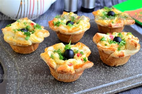 Корзиночки из слоёного теста с сыром 12 фото в рецепте