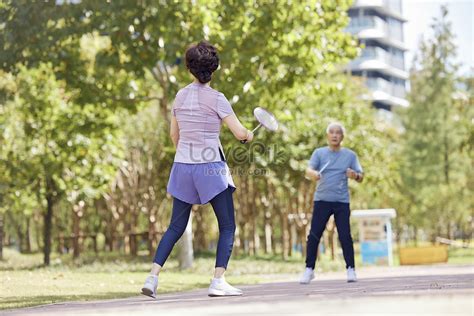 배드민턴을 치는 노인 부부 사진 무료 다운로드 Lovepik