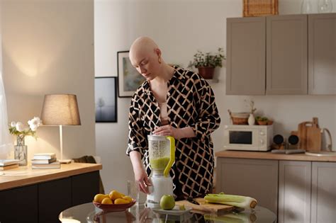 화학 요법 치료 후 전기 믹서에서 스무디를 만드는 젊은 여성 암에 대한 스톡 사진 및 기타 이미지 암 스무디 한 명의 여자만 Istock