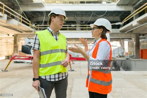 공사 현장에서 여자 건축가 남자 빌더 건물 개발 팀웍과 사람들이 개념 가리키기에 대한 스톡 사진 및 기타 이미지 가리키기 개념 개발 Istock