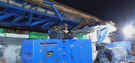 กทม เร่งเก็บกู้ซากสะพานถล่ม คาดเสร็จไม่ทันรุ่งเช้า