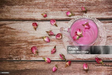 나무 배경에 천연 장미의 작은 마른 새싹이 있는 투명한 유리 머그잔에 핑크 차 건강관리와 의술에 대한 스톡 사진 및 기타 이미지