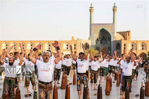 عکس ورزش زورخانه‌ای در میدان نقش جهان