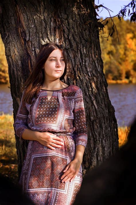 Dziewczyna Stojaki Przy Drzewem W Jesieni Ulistnieniu Zdj Cie Stock Obraz Z O Onej Z Twarz