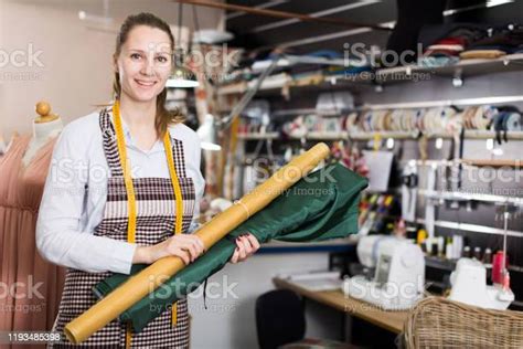 여자는 새로운 패션 컬렉션에 대한 현대적인 재료를 선택 개념에 대한 스톡 사진 및 기타 이미지 개념 고름 공예 제품