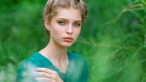 Blondynka W Zielonej Bluzce