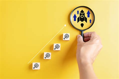 비즈니스 성장 성공 달성 개념 개발 리더십 및 고객 대상 그룹 개념을 계획하기 위해 계단 또는 사다리 로켓 발사로 준비하는 사람들의 손 개발에 대한 스톡 사진 및 기타