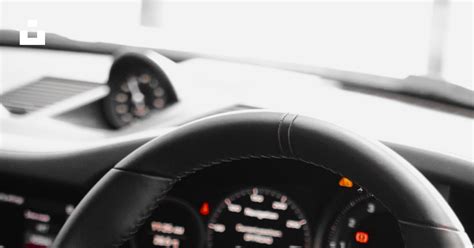 자동차의 스티어링 휠과 대시 보드 사진 Unsplash의 무료 핸들 이미지