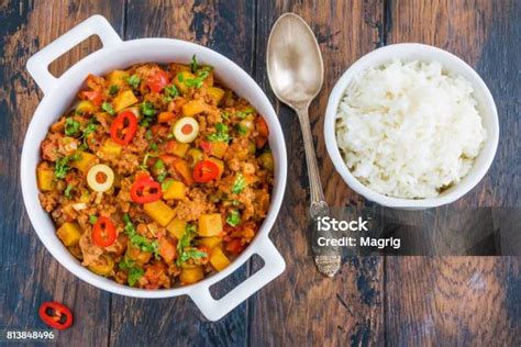 고전적인 쿠바 접시 Picadillo 갈은 쇠고기와 토마토 건포도와 흰색 캐 서 롤 및 나무 시골풍 테이블에 삶은 쌀에 올리브의 부드러운 향기로운 스튜 보기 가기 쿠바에