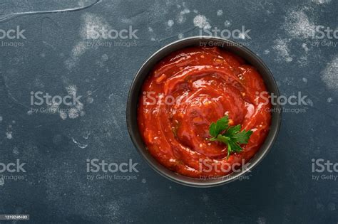 어두운 슬레이트 돌 또는 콘크리트 배경에 향신료와 신선한 토마토와 검은 그릇에 토마토 케첩 매운 소스 복사 공간이 있는 상단 뷰입니다 가벼운에 대한 스톡 사진 및 기타
