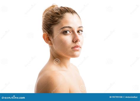 Mujer Seria Con Los Hombros Desnudos Foto De Archivo Imagen De Adulto