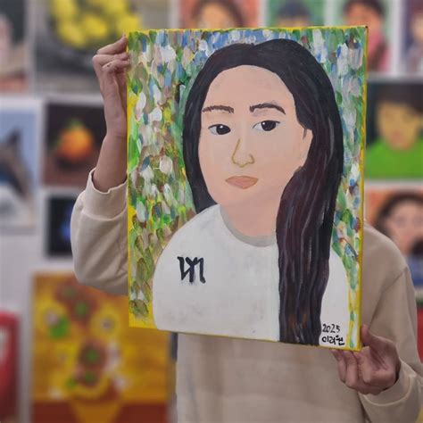 신미술학원2000~ 2025214금 해바라기처럼 밝은 어린이가 엄마에게 드릴 작품을 완성했어요 얼마나 열심히 집중해서 하던지요 그리는 과정도 멋진