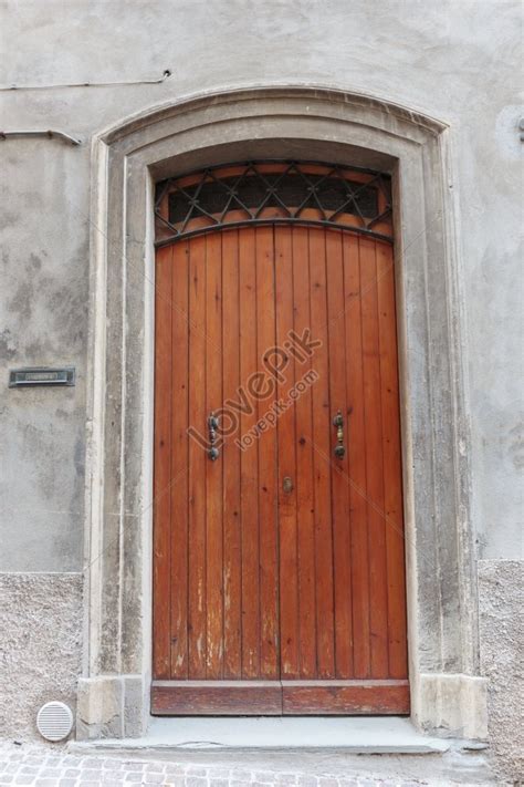 이탈리아 석조 주택의 오래된 나무 문 사진 무료 다운로드 Lovepik