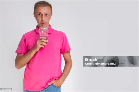 스무디와 함께 컵을 들고 놀란 백인 금발 남자의 초상화 빨대를 통해 마시는 가로 이미지 30 39세에 대한 스톡 사진 및 기타 이미지 30 39세 35 39세 건강
