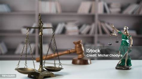 법과 정의 개념 판사의 망치 책 정의의 비늘 책 배경 바닥에 반사 타이포그래피 장소 법정 테마 0명에 대한 스톡 사진 및 기타 이미지 Istock