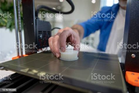 현대 3d 프린터 장비와 사무실에서 작업하는 사람 3차원 인쇄에 대한 스톡 사진 및 기타 이미지 3차원 인쇄 3차원 형태 45 49세 Istock