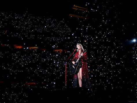 Taylor Swift Crowd