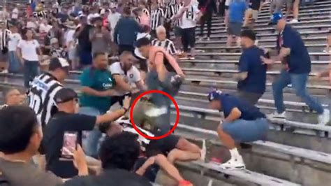 ကလပ်ကမ္ဘာ့ဖလားက ရန်ပွဲမှာ ပီအက်စ်ဂျီ ပရိသတ်တဦး ဘိုတာဖိုဂိုအသင်း အားပေးသူရဲ့ ခေါင်းကို ကန်ကျောက