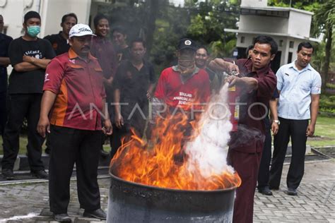 Earthquake Simulation And Fire Antara Foto