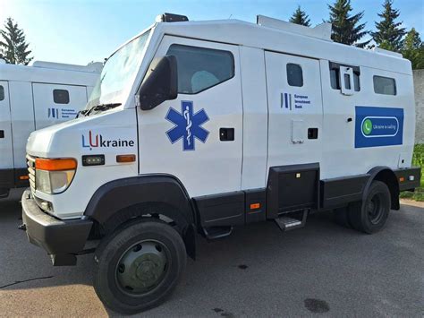 Львівські медики отримали три броньовані «швидкі від благодійників