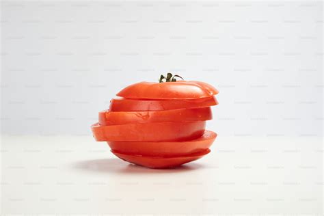 흰 표면 위에 놓인 사과 두 조각 사진 Unsplash의 사과 이미지