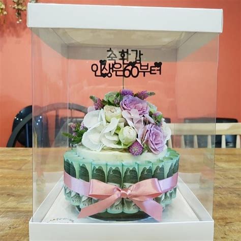 🍥생화 케이크🍥 예쁜 따님이 어머니 환갑 축하 용돈 케이크 주문하셨어요~~쑥시트에 콩고물생크림 샌딩한 고소고소한 케이크와 행복한 시간 되세요~~ 유기농 밀가루