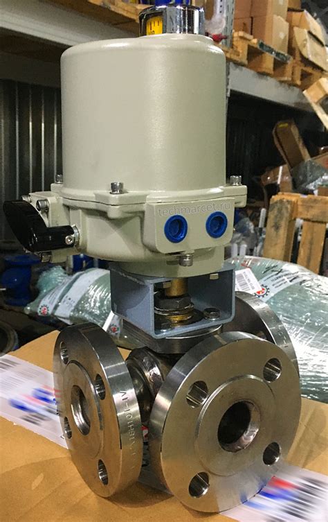 Кран шаровый трехходовой стальной стандартнопроходной фланцевый неразборный Pn 16 40 бар