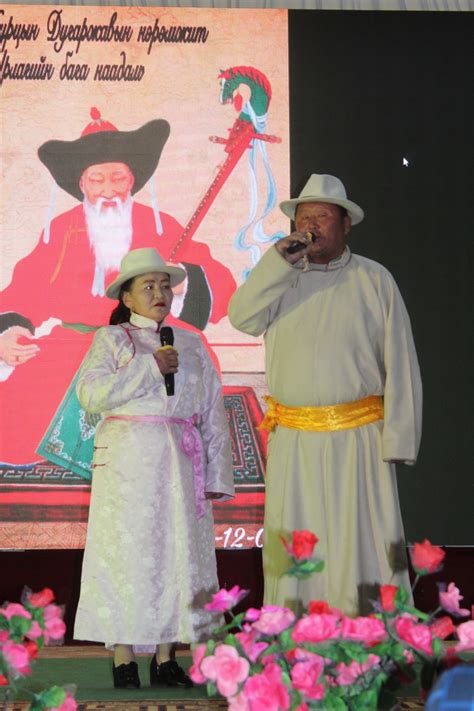 Монголын төр нийгмийн зүтгэлтэн дуучин дуу зохиогч хуурч лимбэч хөгжимчин Магсар Хурцын