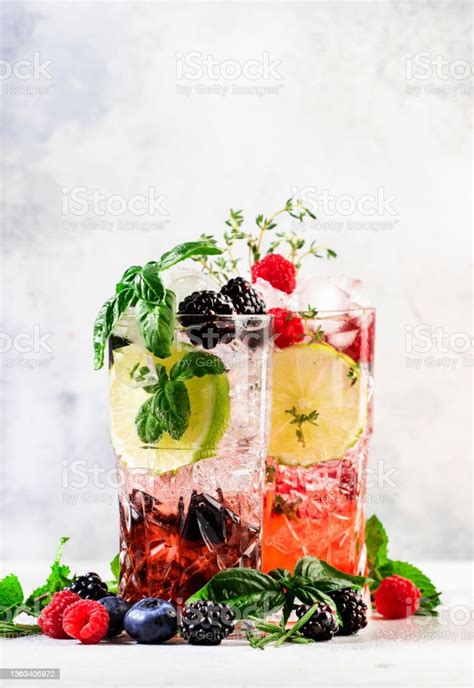 칵테일이나 목테일차가운 음료 회색 바 카운터 배경에 딸기 라임 허브와 얼음과 높은 볼에 클래식 여름 상쾌한 긴 음료 0명에 대한 스톡 사진 및 기타 이미지 Istock