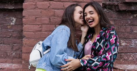 야외 패션 초상화 젊은 예쁜 여자 친구들이 친근한 포옹을 하고 있다 도시를 걷다 거리에서 포즈를 취합니다 긍정적 인 감정 사진 Unsplash의 바깥 이미지