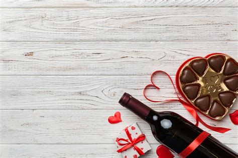 선물과 초콜릿 발렌타인 데이에 대한 컬러 배경에 레드 와인 병 복사 공간이있는 초콜릿 탑 뷰의 선물 상자가있는 하트 모양 와인에 대한 스톡 사진 및 기타 이미지 Istock