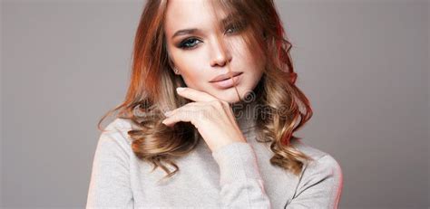 Bella Ragazza Sensuale Con Trucco E Capelli Biondi Ricci Immagine Stock Immagine Di Occhi