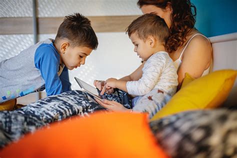 디지털 태블릿을 사용하여 관심 엄마와 함께 보는 아이들 2 3 살에 대한 스톡 사진 및 기타 이미지 2 3 살 3 명