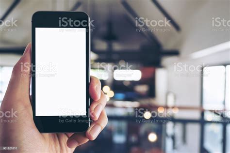 카페에 공백 백색 화면이 검은 휴대 전화를 들고 손 이랑 이미지 검은색에 대한 스톡 사진 및 기타 이미지 검은색 공란 레스토랑 Istock