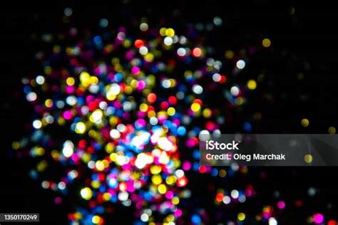 반짝이는 빛 전구는 배경에 조명합니다 파란색과 은색 의 반짝이는 빛 전구의 추상흐는 배경에 조명 크리스마스 트리 조명과 장식 보케 초점 배경에서 흐리게 검은색에 대한 스톡