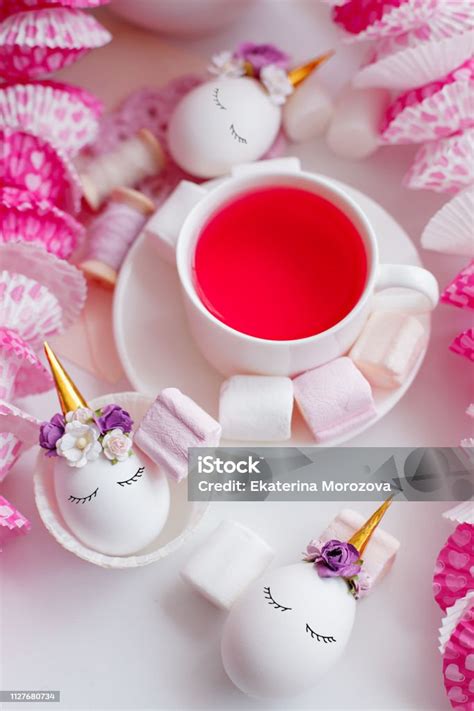 히 비 스커 스 차 컵와 유니콘 계란 과자 축제 배경 귀여운 휴일 에스테 르 봄 날 아침 개념 복사 공간에 향수 0명에 대한 스톡 사진 및 기타 이미지 Istock