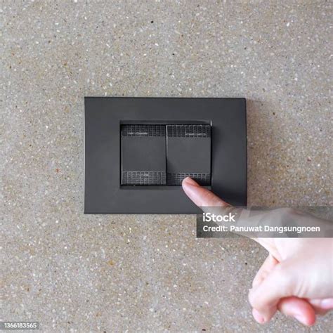 집에서 벽에 있는 조명 스위치에서 손가락이 켜지거나 끕니다 에너지 절약 전력 전기 및 라이프스타일 개념 밀기에 대한 스톡 사진 및 기타 이미지 Istock