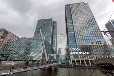 비즈니스 빌딩 및 카 나리 워프 런던 영국 대 브리튼에 있는 마천루 강에 대한 스톡 사진 및 기타 이미지 강 강둑 건물 외관 Istock