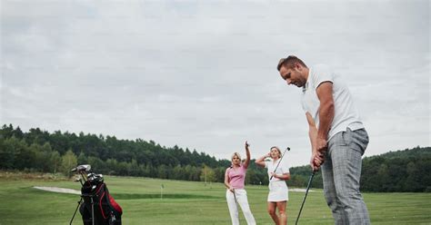 골프 코스에서 세련된 친구들의 그룹은 새로운 게임을하는 법을 배웁니다 사진 Unsplash의 골프 클럽 이미지