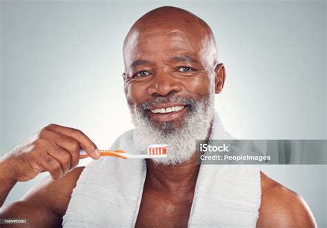 양치질 미소와 칫솔 구강 관리와 상쾌한 호흡 스튜디오 배경에 격리된 위생 건강 웰빙 및 치과 초상화 노인 및 은퇴를 통한 청소 60 64세에 대한 스톡 사진 및 기타 이미지