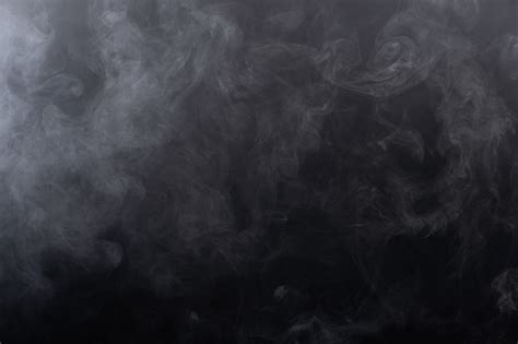 검은 배경에 흰 연기와 안개가 짙은 푹신한 퍼프 추상적인 연기 구름 초점이 흐려진 움직임 공기 중에 펄럭이는 기계 드라이 아이스 파리에서 연기가 나고 효과 질감 개념에 대한