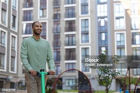도시 거리에서 쉬면서 생태 교통 수단을 사용하는 흑인 남자 25 29세에 대한 스톡 사진 및 기타 이미지 25 29세 거리 건강한 생활방식 Istock