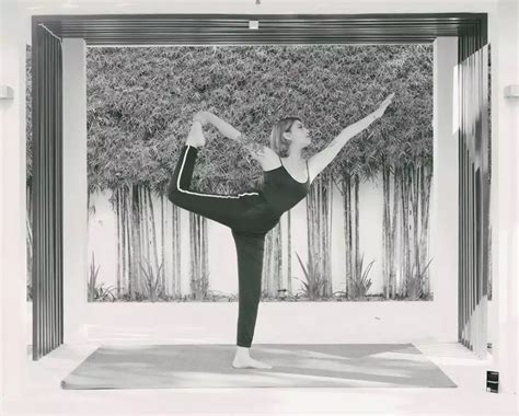 8 Aksi Awkarin Yoga Bareng Pacar Saat Pandemi Kompak Banget