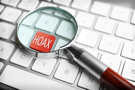 컴퓨터 키보드에 Hoax라는 단어가 있는 빨간색 버튼에 돋보기 근접 촬영 0명에 대한 스톡 사진 및 기타 이미지 0명 개념