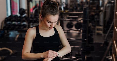 스마트 워치를 사용하여 체육관에서 운동을하는 어린 소녀 또는 여성 사진 Unsplash의 슬로바키아 이미지