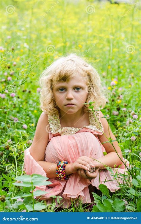 Blond Meisje Stock Afbeelding Image Of Klein Ontspan 43454813