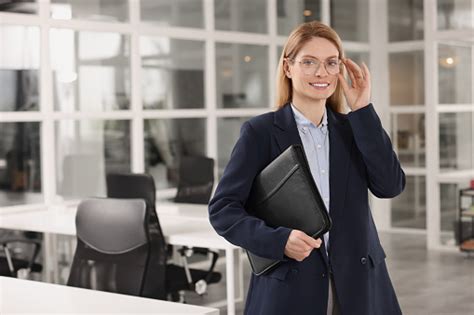 실내에서 가죽 포트폴리오를 가진 행복한 부동산 중개인 텍스트를 위한 공간 40 44세에 대한 스톡 사진 및 기타 이미지 40 44세 가방 가죽 Istock