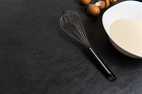 팬케이크 믹스에 계란 밀가루 우유를 얹고 위에 털을 얹고 검은 돌 조리대에 공간을 복사하는 관점 0명에 대한 스톡 사진 및 기타 이미지 Istock