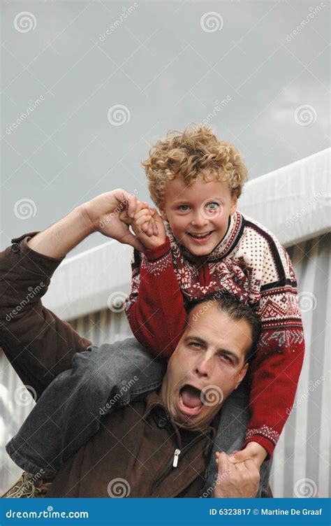 Neffe Und Onkel Die Spaß Bilden Stockbild Bild Von Gekräuselt
